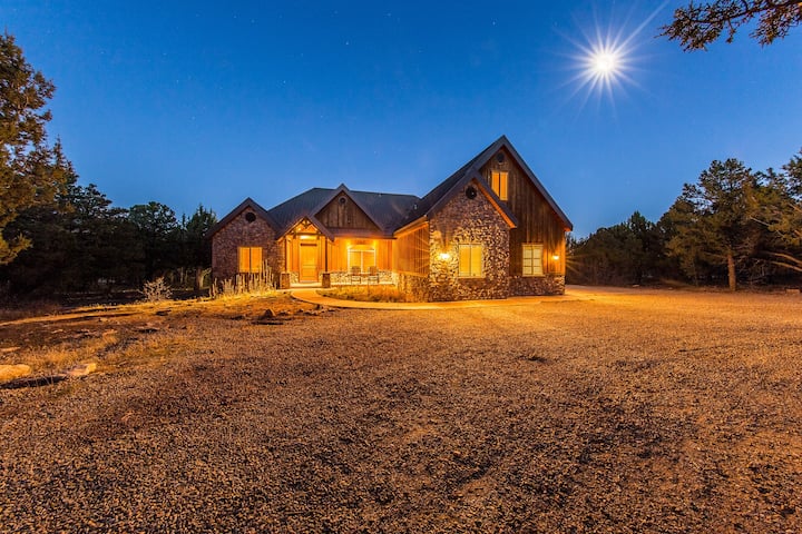 Zion Mountain Cabin: Sleeps 12 - Utah