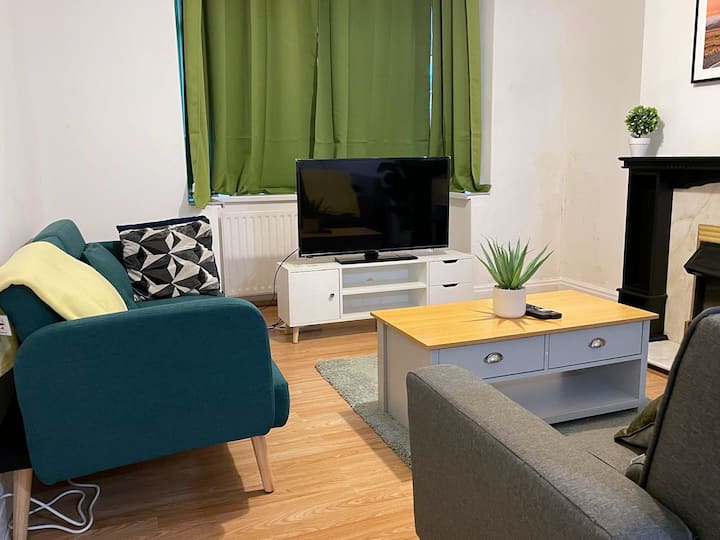 Lovely Home 3 Bedroom Near Leeds Centre, Sleeps 8 - Leeds