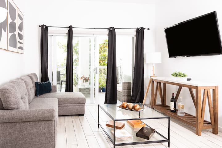 2 Bedrooms 2 Baths Apartment With Free Parking - Miami, FL