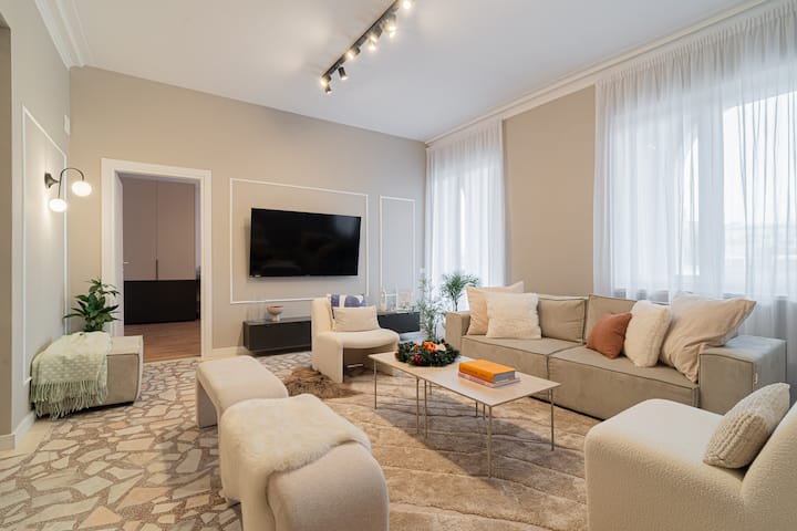 Loggia & Luxe 4br Living In Universitatii Area - Bucharest