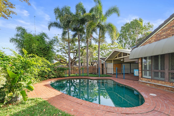 Spacious Affordable 7b3b 2living/pool/yard/mall - Brisbane