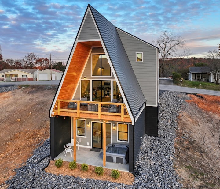 New! Cottonwood Crest A-frame | Mtn Views +Hot Tub - Lookout Mountain, TN
