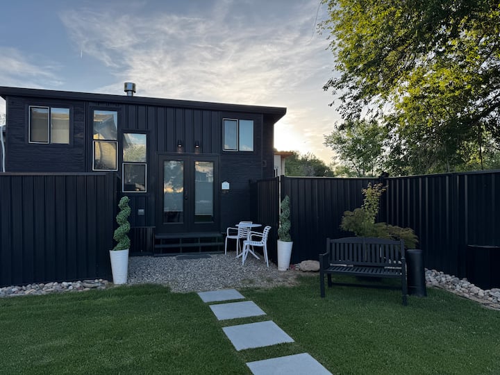 Tiny Oasis - Tiny House Getaway - Lofted Bedroom - Grand Junction, CO