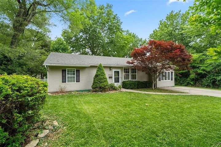 Cozy 3 Bedroom In Op. Near I-35. Large Backyard. - Kansas City