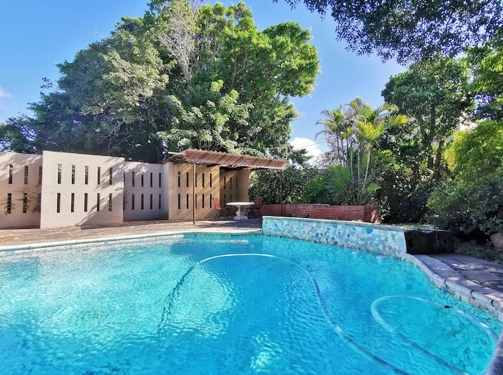 Spacious Beachside Stay With Pool - Summerstrand - Gqeberha