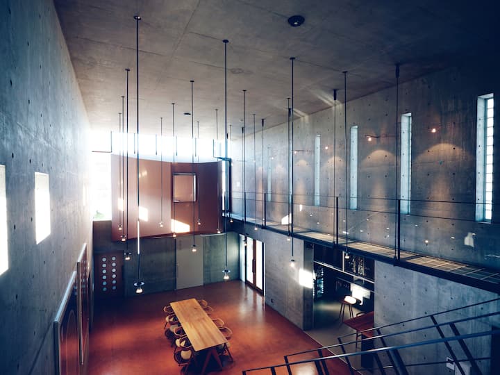 【ドリンク・インクルーシブ】釧路が生んだ奇才の建築家「毛綱毅曠」デザインの一棟貸しの宿 - Kushiro