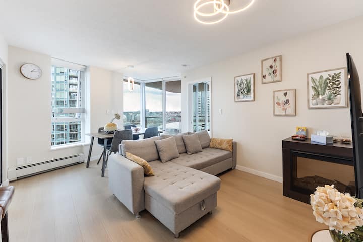 Heart Of Downtown|3br|pool+sauna+parking+views! - Vancouver