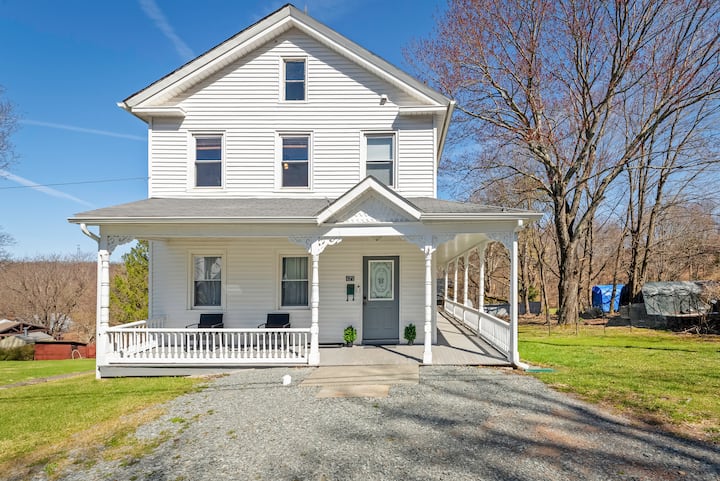 The Grove Street Getaway ~ Spacious 3br Colonial - Waymart, PA
