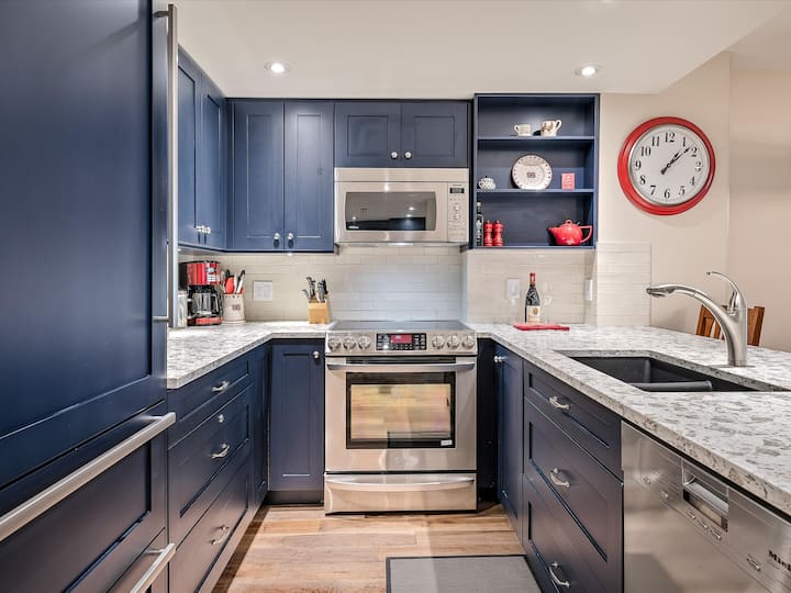 Slopeside Ski In/out Stylish 2br/2ba Hottub & Pool - Whistler Blackcomb