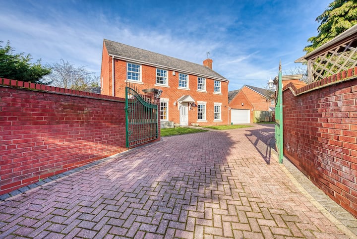 Safari Park House - Sleeps 14 - Gated - Hot Tub - Worcestershire