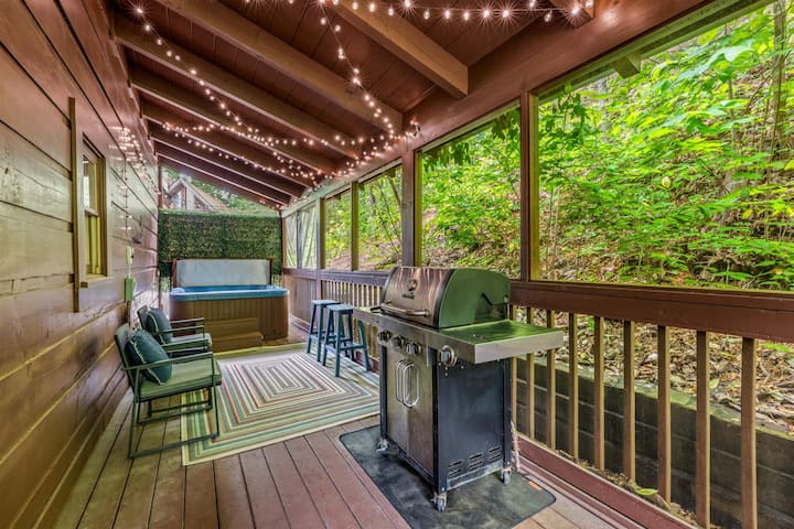 Cozy Cabin | Hot Tub, Fire Pit & Game Room Fun - Pigeon Forge, TN