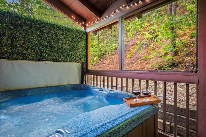 Cozy Cabin | Hot Tub, Fire Pit, Game Room, 3 Kings - Pigeon Forge, TN