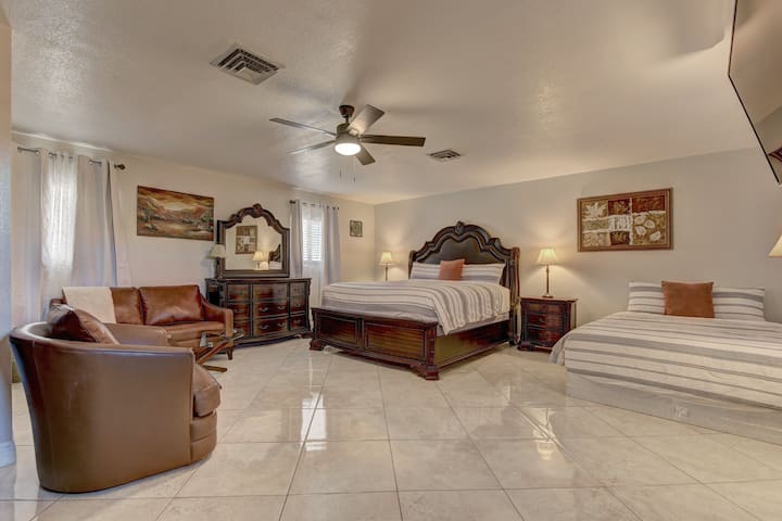 New Renovation Villa #1* 5 Miles To Strip - Las Vegas, NV