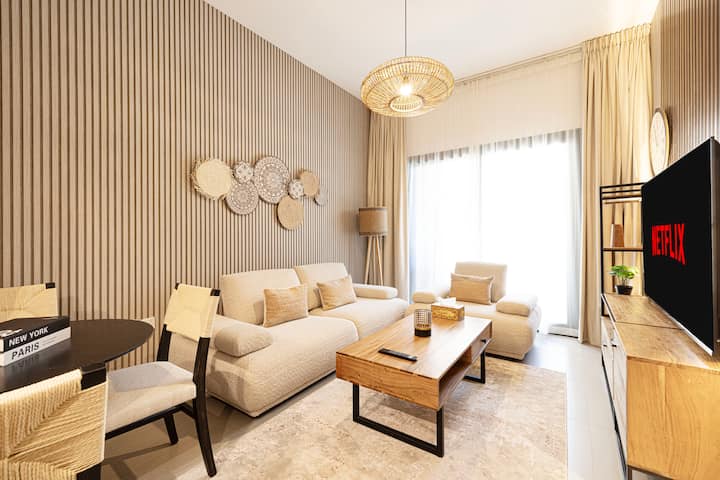 1br Timber Retreat With Balcony - Sharjah