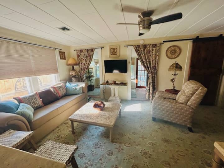 Charming Downtown Cottage - Mount Dora