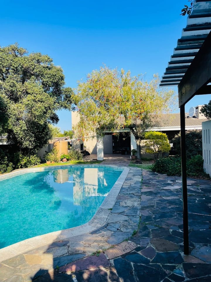 Coastal Escape With Pool In Gqeberha Summerstrand - Port Elizabeth