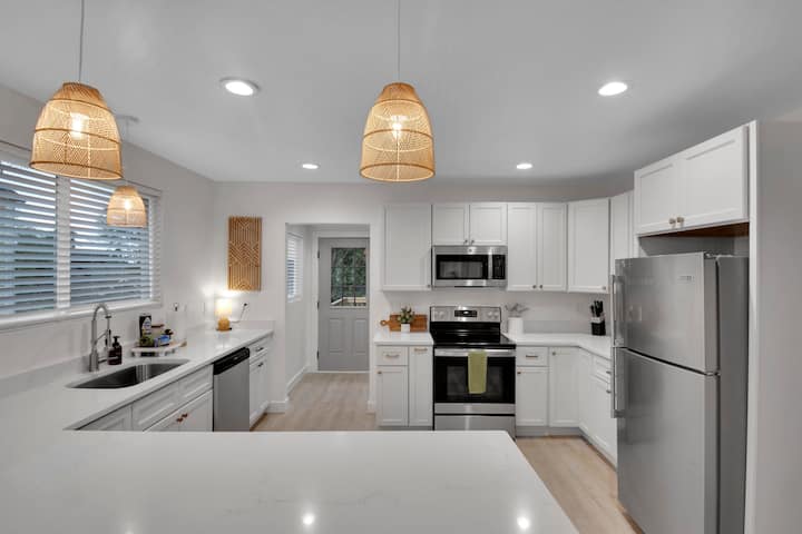Cozy & Bright 3 Bdrm Home | Parking, Backyard+deck - Travelers Rest, SC
