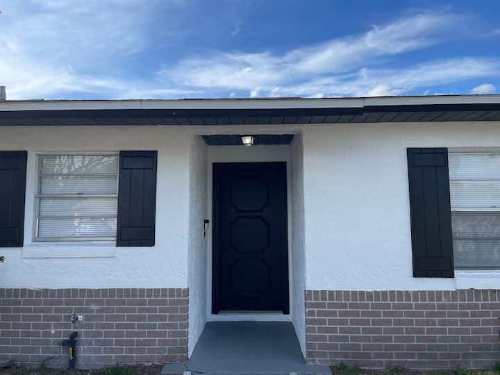 Charming Home With Pond View - Orlando