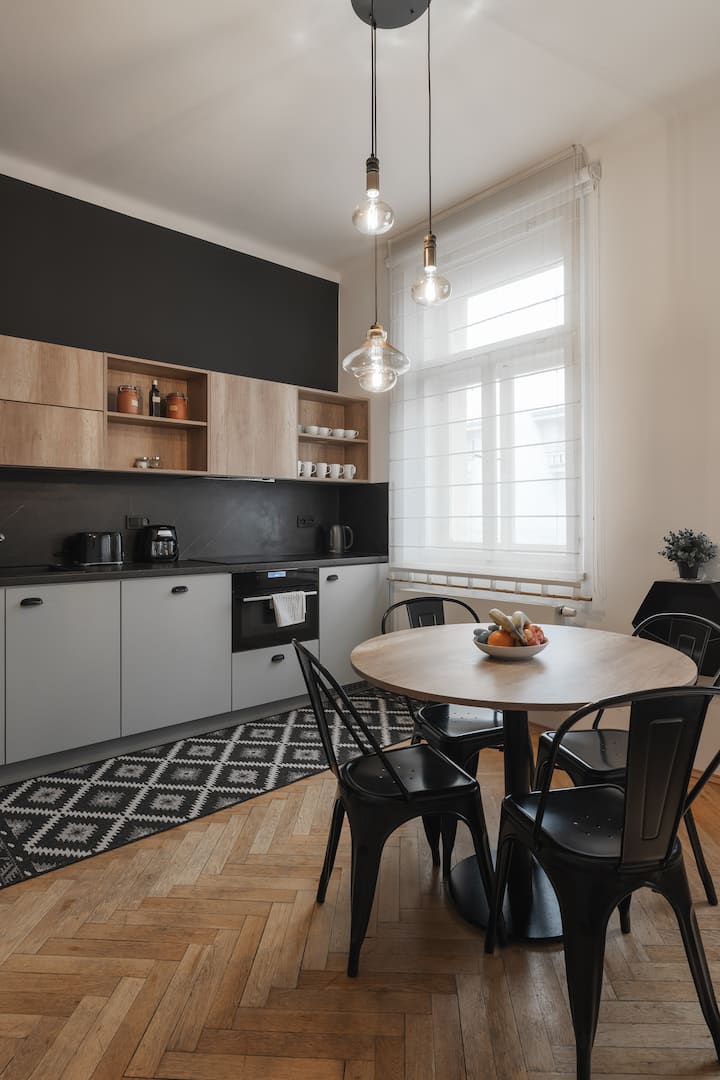 New Harmony Residence: 3 Bdr, 3bath : Center! - Prague