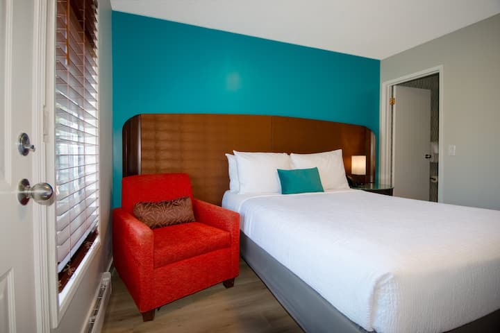 Tide’s Hideaway - Cozy Queen Room - Parksville