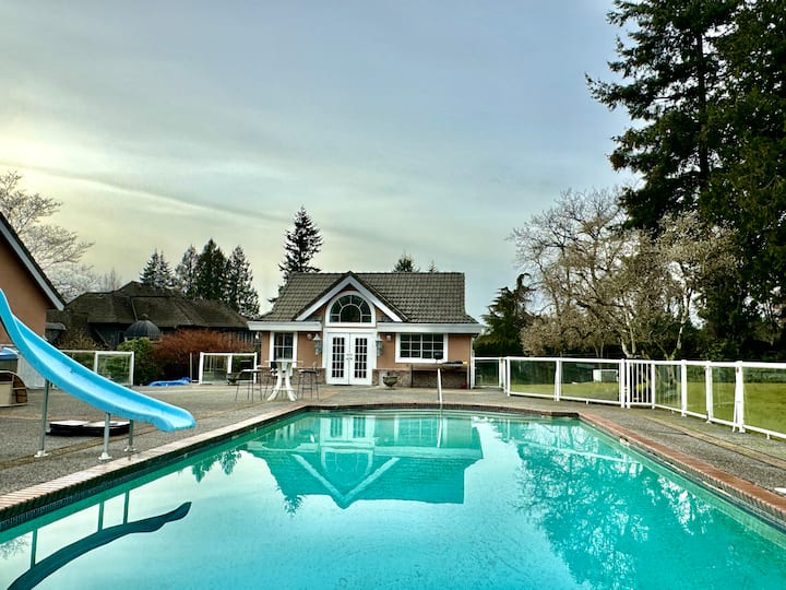 A Cozy Private Cabin - Surrey, BC