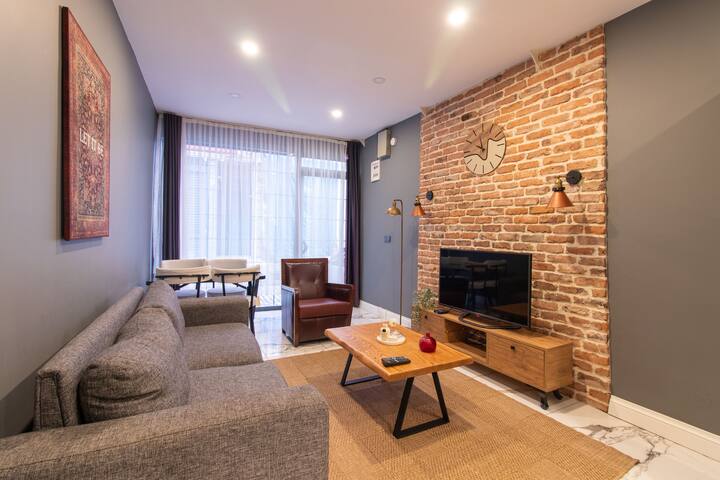 Vibrant 2br In Samatya’s Historic Tavern District - Zeytinburnu