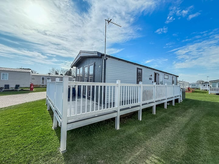 Caravan With Decking & Wifi In Suffolk Ref 20141bs - Pleasurewood Hills Family Theme Park