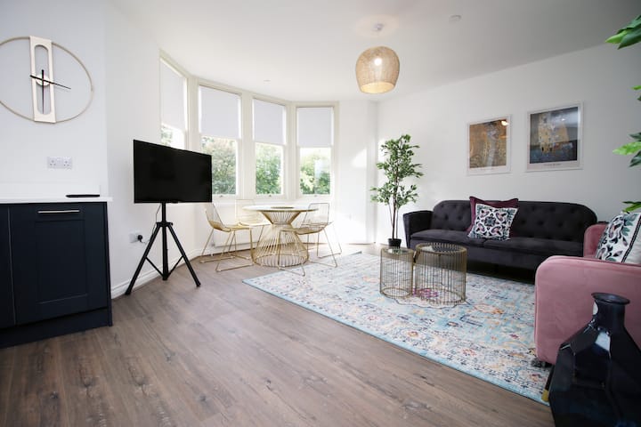 Spacious & Bright Townhouse With Free Parking - Cardiff