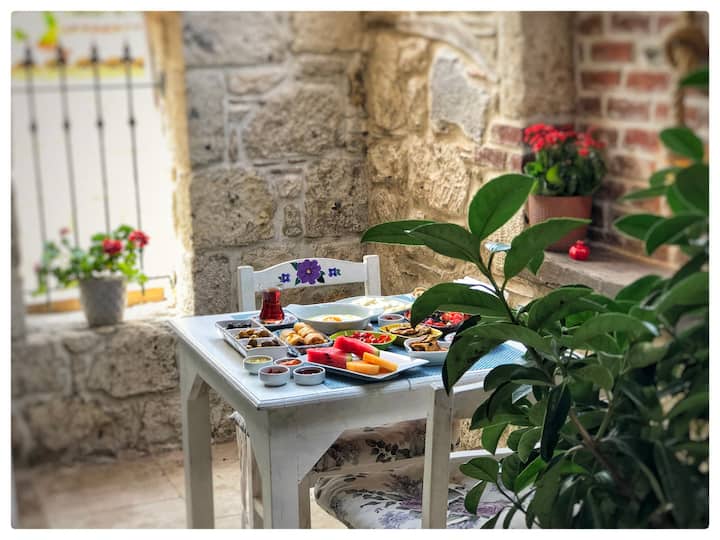 Alaçatı Merkeze 1 Dakika Verandalı 3 Kişilik Oda - Alaçatı