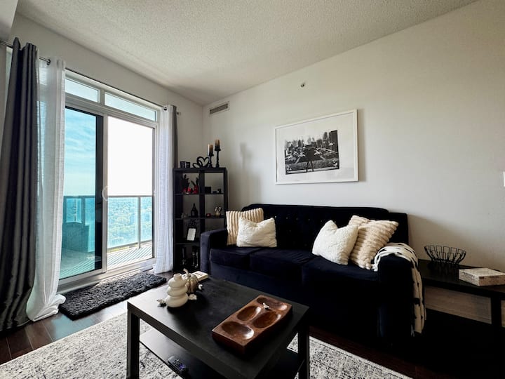 Prime Location With Stunning Views | Free Parking - Markham