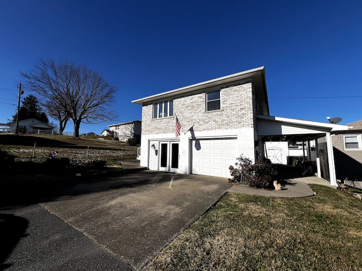 Gorge-ous Hideaway - Hilltop, WV