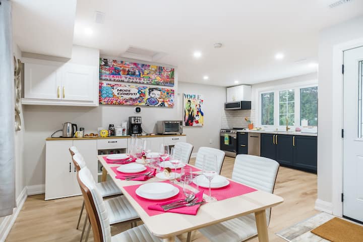 King Bed Secluded Artful Home For Relaxation - Barrie