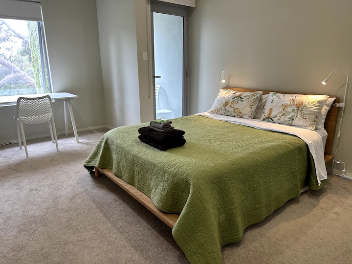 Women Only: Room With Private Balcony In Home - 클레어몬트