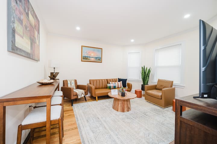 Comfy 5 Bedroom Retreat • 5-min Walk To Train - Boston, MA