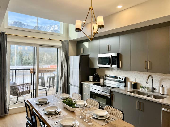 Stunning View | New Townhome|sleeps 11+ac &Hot Tub - Banff