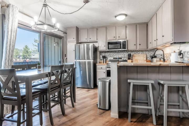 Alpenglow Chalet | Mountain Living By The Slopes - Mammoth Lakes, CA