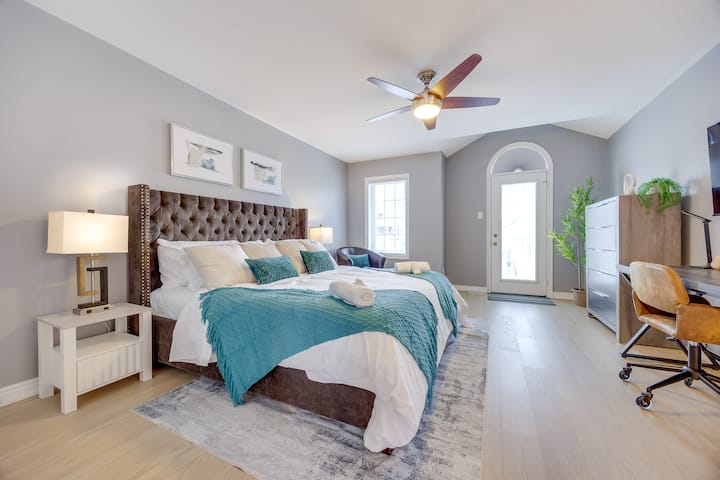 Modern Family Home W/ Private Yard - Walk To Lake - Grimsby