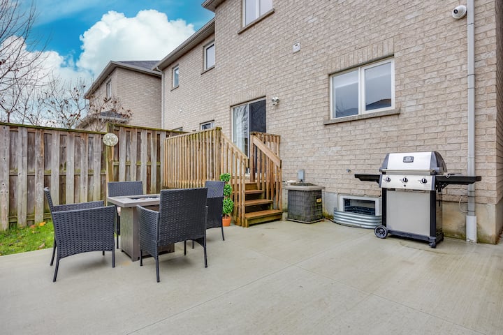Modern Family Home W/ Private Yard - Walk To Lake - Grimsby