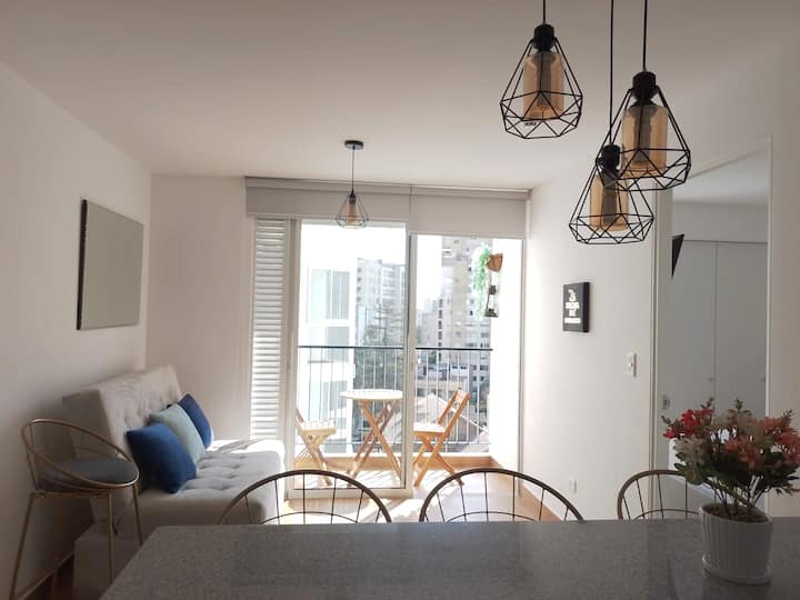 With Balcony | Queen Bed | Great Location - Peru