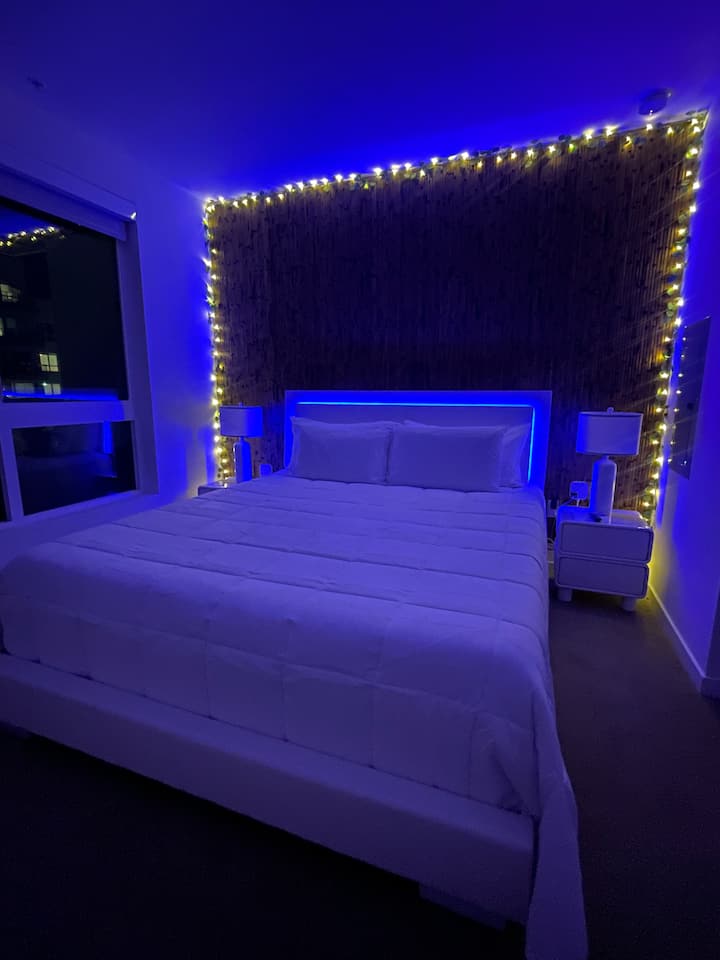 Upscale Hollywood Retreat - King - Burbank, CA