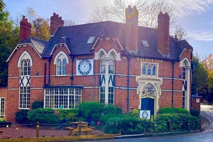 The Old Hunting Lodge
At The Talbot Hotel - Worcestershire