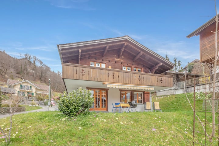 Chalet: Garden Apartment, Views, Parking - Brienz