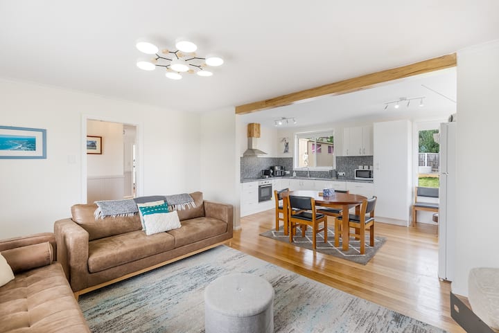 Modern Coastal Escape In Triabunna - Triabunna