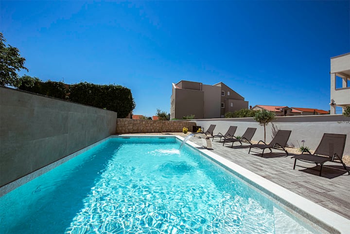 Apartments Niks Max.17 People Near Center - Novalja