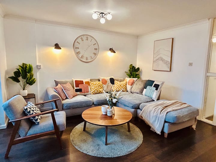 Spacious 4-bed Apt | Family-friendly | W10 London - London, UK