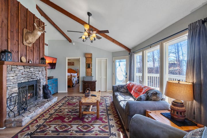 Smoky Mountain Retreat | Fireflies & Comm Pool - Gatlinburg, TN