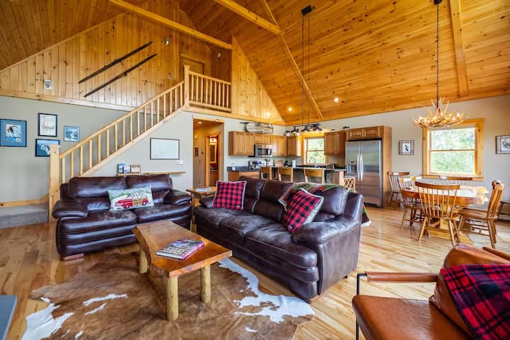 Chalet With Stunning Views, Hot Tub, Game Room! - Bethel, ME