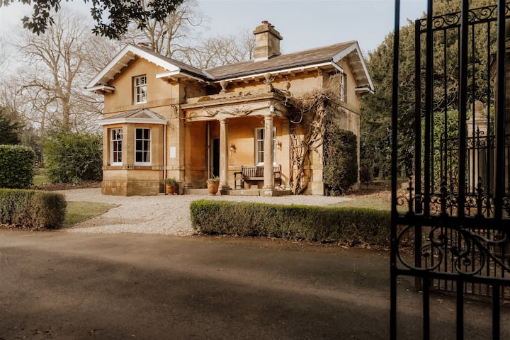 The Gate Lodge By Mint Stays - Castle Combe