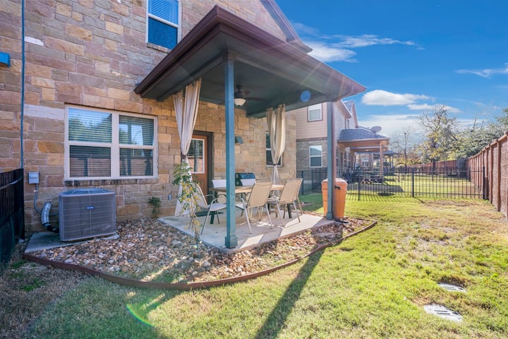 Modern Rock | 3br 3b | Downtown - Round Rock, TX