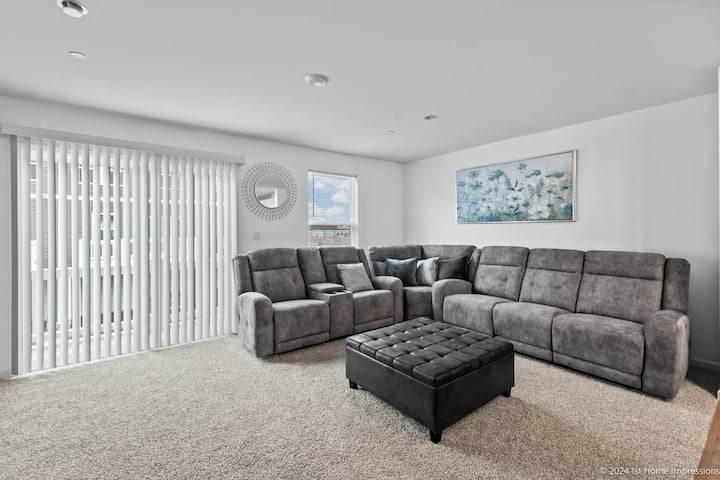 Luxury Townhome In Tinley Park Near Shops & Train - Tinley Park, IL